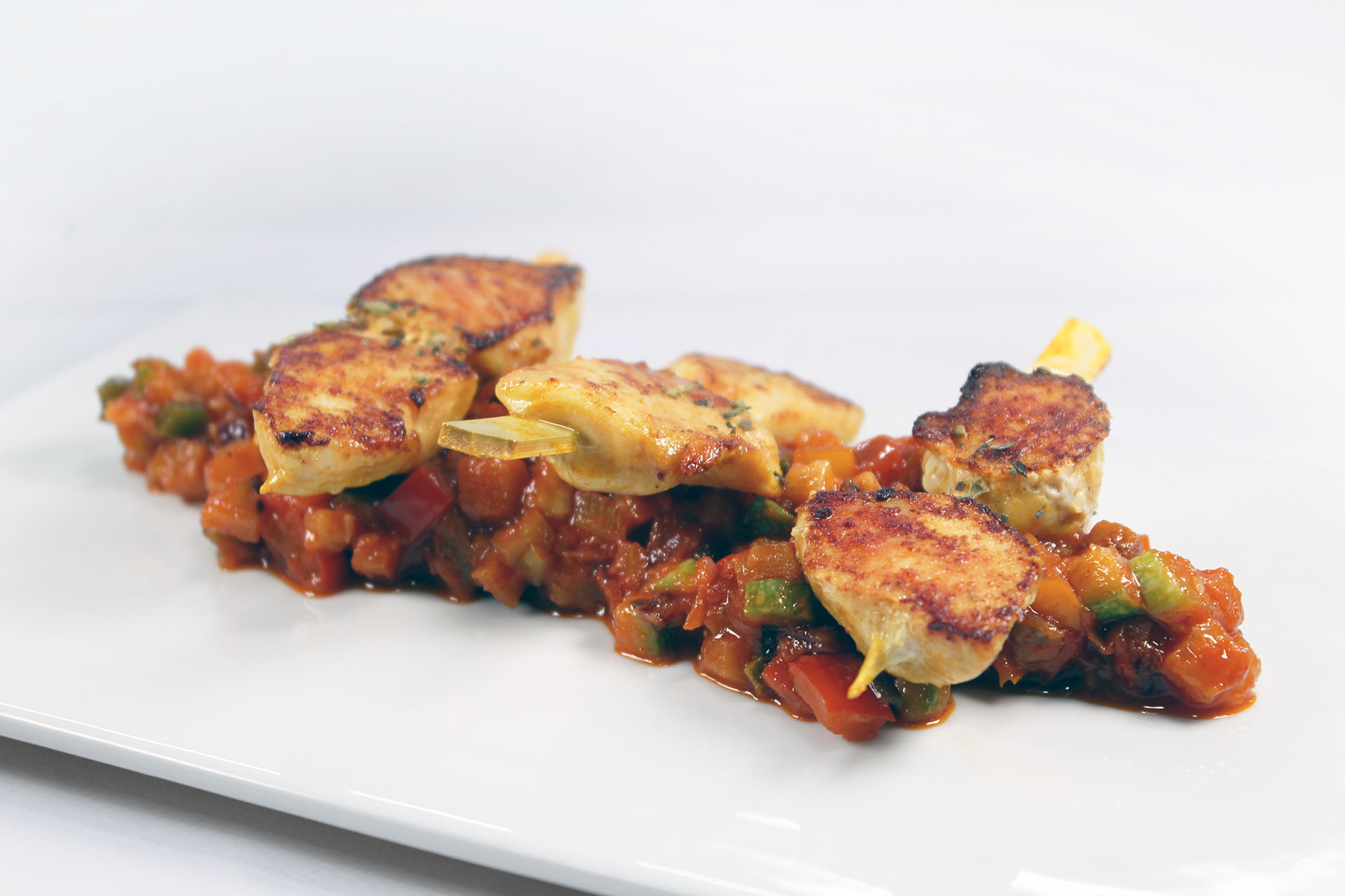 PINCHOS DE POLLO con pisto casero y alioli - La Perla Food