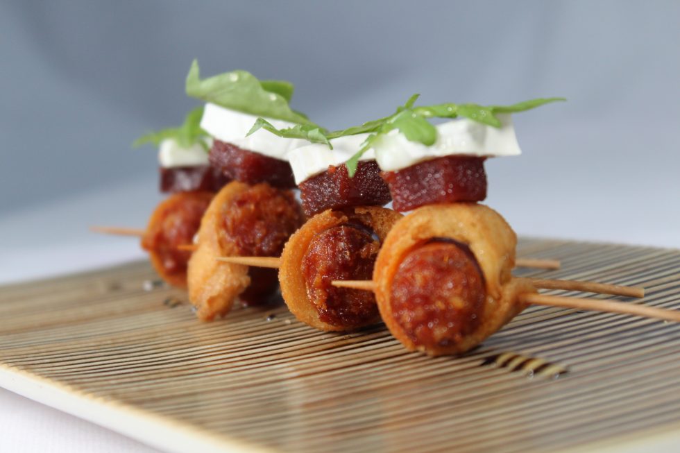 Pincho de Chistorra con queso de cabra, carne de membrillo y rúcula ...