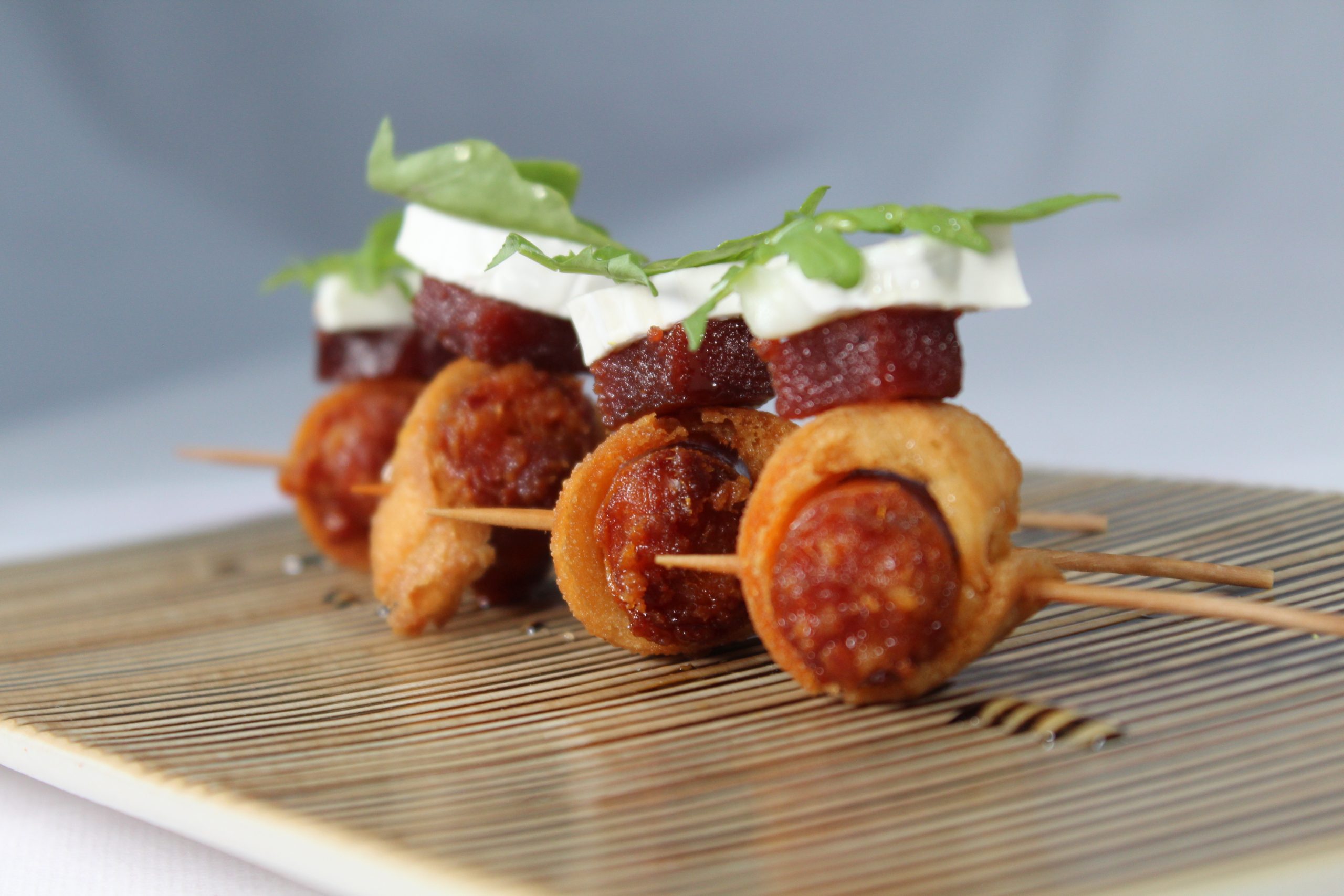 Pincho de Chistorra con queso de cabra, carne de membrillo y rúcula ...